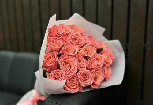 25 розовых роз 70 см с оформлением