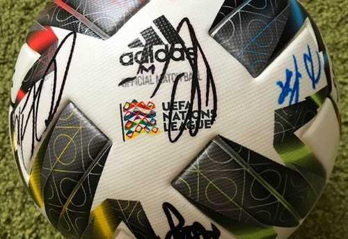 Мяч Лиги Наций с автографами футболистов сборной