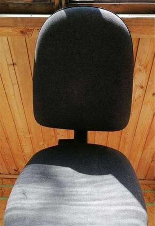 Компьютерное кресло серого цвета