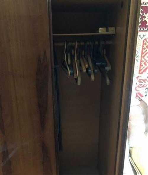 Шкаф из дерева для одежды Советских времён