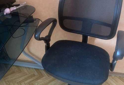 Компьютерное кресло и компьютерный столик