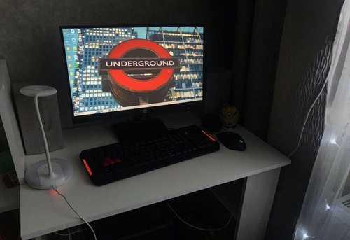 Игровой компьютер с монитором, клавиатурой и мышью