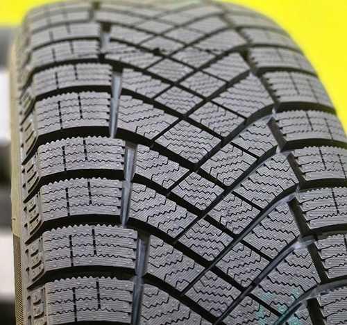 Pirelli Ice Zero FR 235/45 R18 114Q