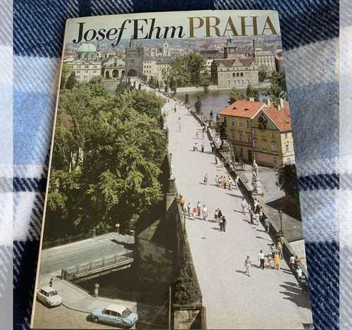 Книга Прага с фотографиями Josef Ehm на чешском