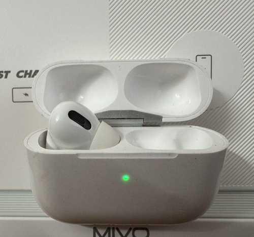 AirPods (кейс и один наушник)