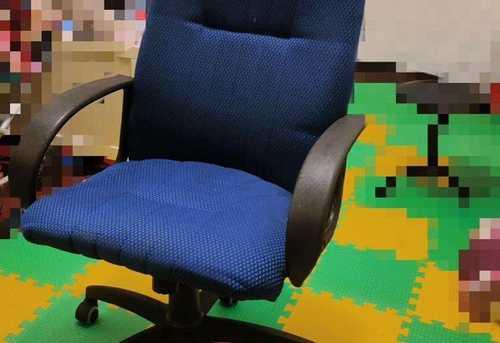 Компьютерное кресло с прорезиненными колесами