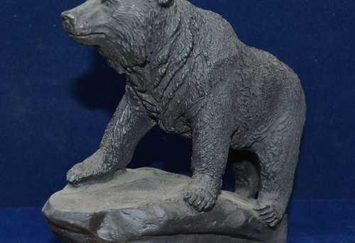 Чугунная статуэтка- медведь на скале