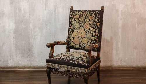 Антикварное кресло трон