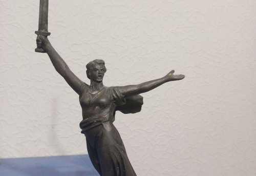 Статуэтка родина мать