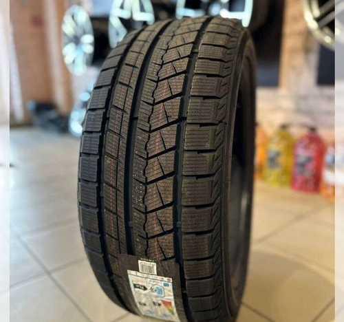 Roadmarch Snowrover 868 235/55 R19 105H