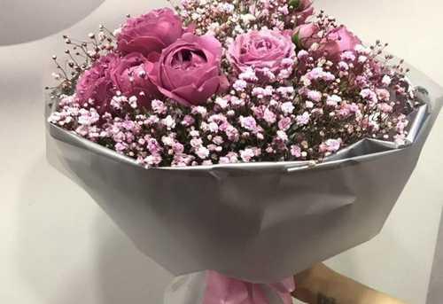 Букет цветов из розы и гипсофилы