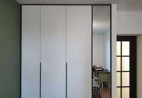Высокий шкаф с распашными дверями и зеркалом т1154