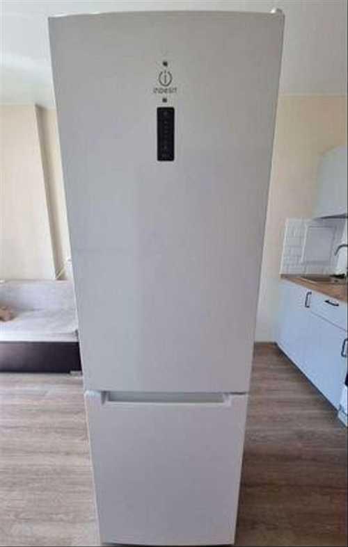 Холодильник на запчасти(indesit itf 118 w)