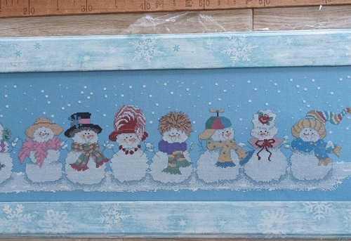 Вышитая новогодняя картина "Семейка снеговиков"