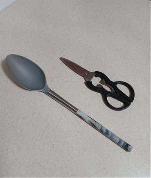 Ложка для готовки и кухонные ножницы