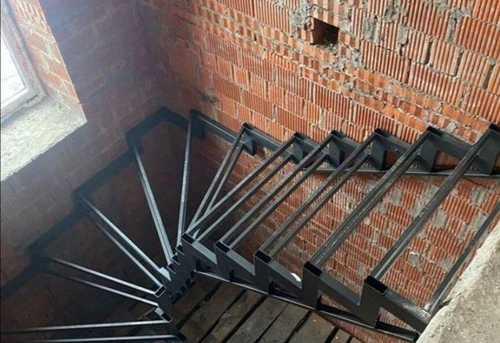 Лестница на металлокаркасе в рассрочку