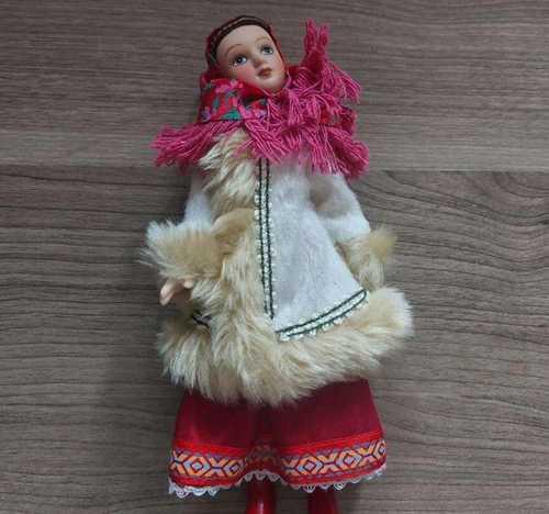 Фарфоровая коллекционная кукла в народном костюме