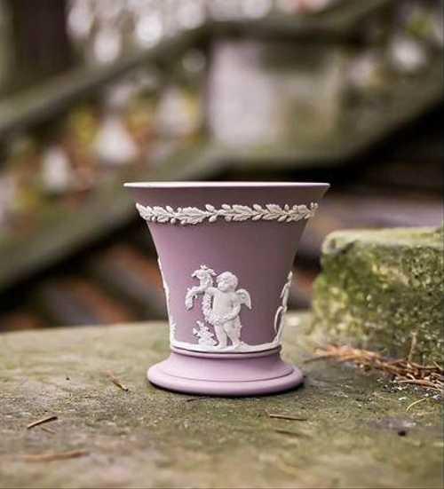 Wedgwood лиловая вазочка, Путти, Англия