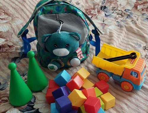 Детские игрушки, кубики, машинка, кегли и рюкзак