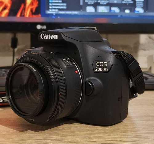 Фотоаппарат canon eos 2000d, с объективом Canon EF