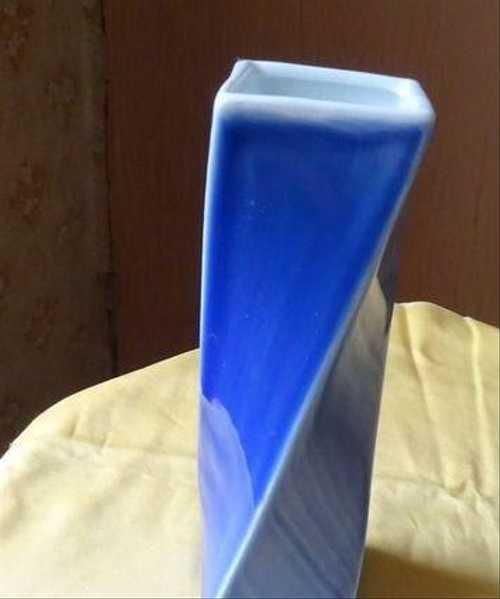 Витая фарфоровая ваза синей глазури