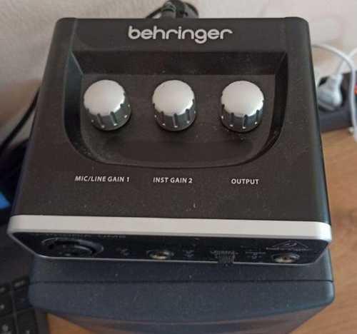 Внешняя звуковая карта behringer um2