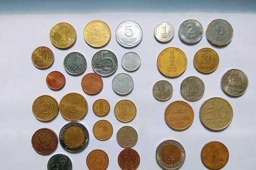 Монеты разных стран в ассортименте