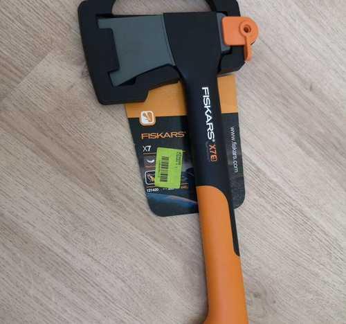 Топор Fiskars x7