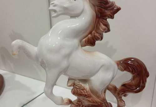 Фарфоровые статуэтка конь