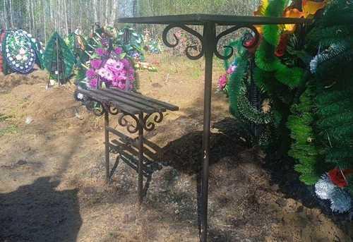 Стол и лавочка на кладбище