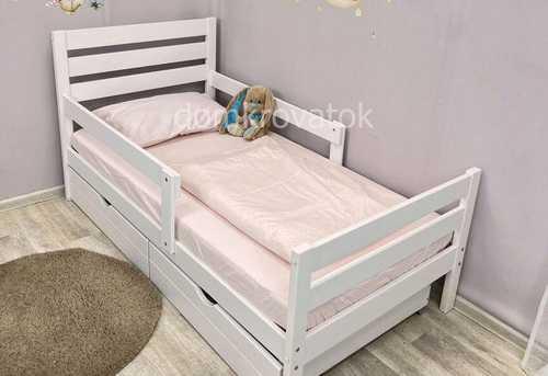 Детская кровать с защитными бортиками из массива