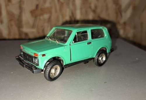 Модель автомобиля 1:43 LADA niva 2121 СССР