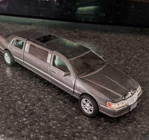 Модель автомобиля 1:38 Lincoln town car kinsmart