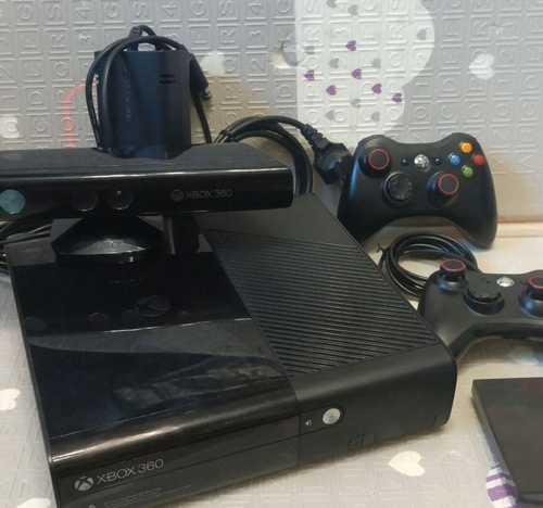 Xbox 360E freeboot 320 Gb 2 геймпада + Kinect