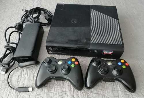 Xbox 360E прошитый два джойстика и игры