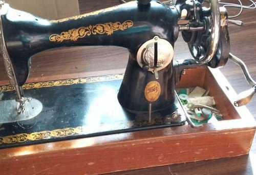 Старинная швейная машинка СССР