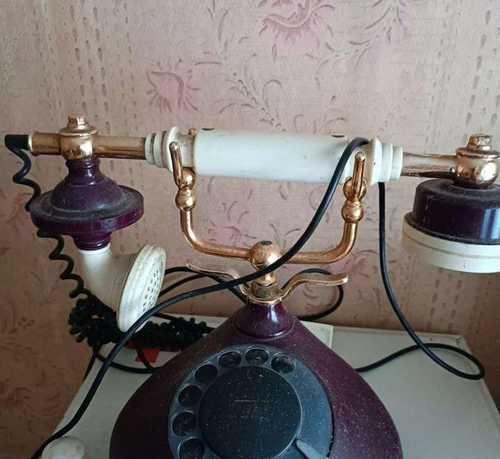 Старинный телефон в стиле Ретро