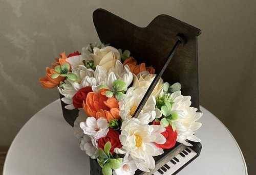 Цветочная композиция "Рояль с цветами"