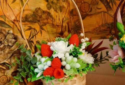 Букет в корзинке из мыльных цветов и ягод