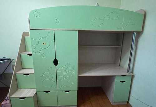 Детская кровать со столом и шкафом