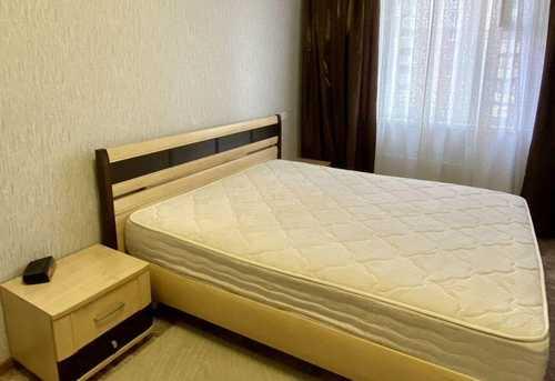 Двуспальная кровать с матрасом и 2 тумбочки