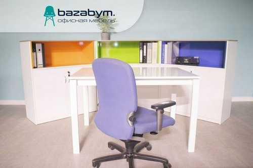 Комплект офисной мебели: шкафы со столом и креслом