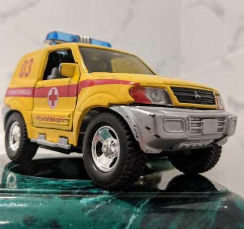 Модель автомобиля mitsubishi pajero 1:32