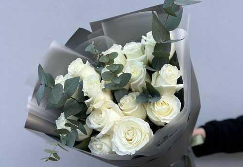 Букет цветов «Эйфория» (15 белых роз и эвкалипт)