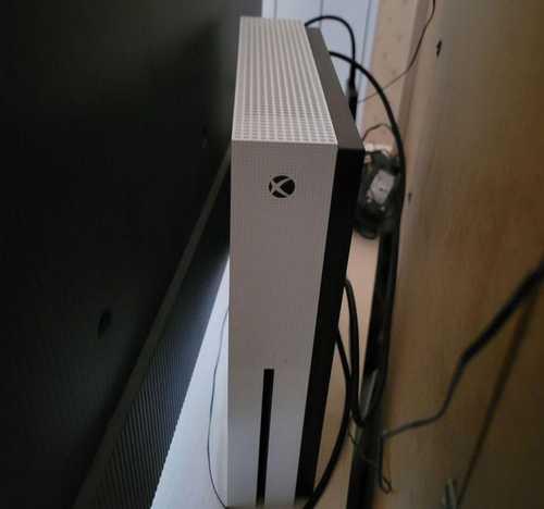 Xbox one s  400 игр, есть GTA 5