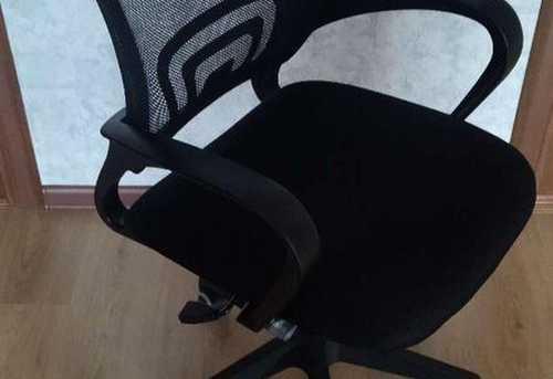 Компьютерное кресло, можно качаться на стуле