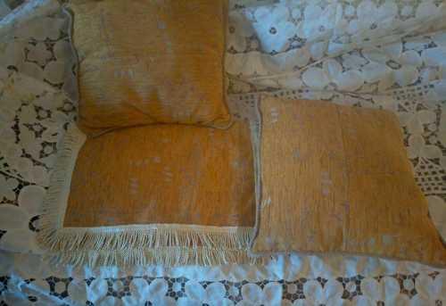 Две подушечки с покрывалом на диванчик