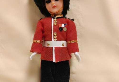 Кукла-сувенир Британский гвардеец в меховой шапке