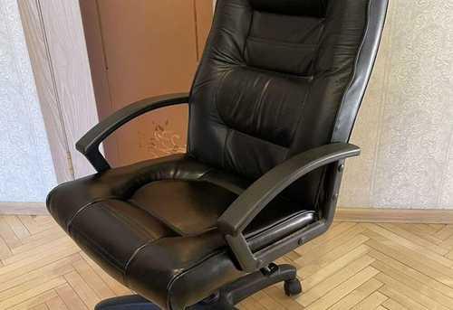 Кресло директора черное кожаное