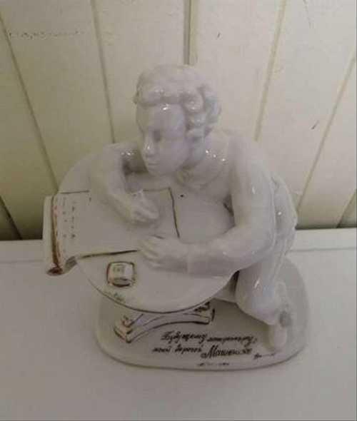 Статуэтка лфз Пушкин в молодости за столом